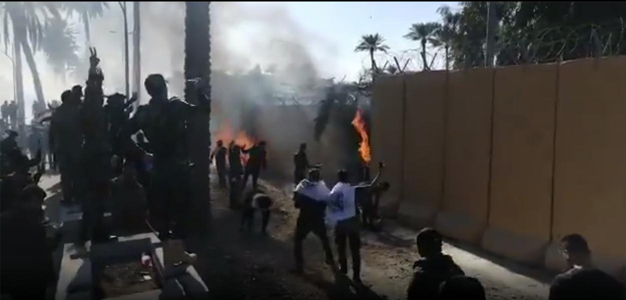Manifestantes invadem Embaixada dos EUA no Iraque (vídeo) | Brasil 247