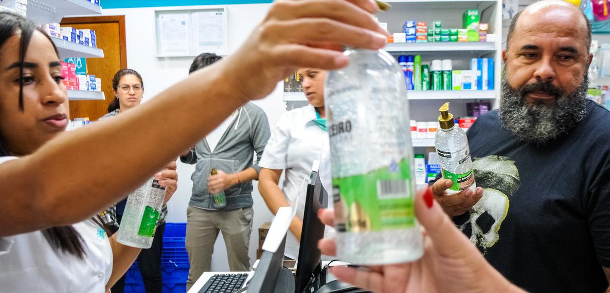 Anvisa proíbe álcool líquido 70%: entenda as razões de saúde e ...
