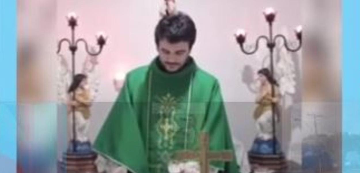 Padre tem crise de riso durante missa e vídeo viraliza nas redes ...