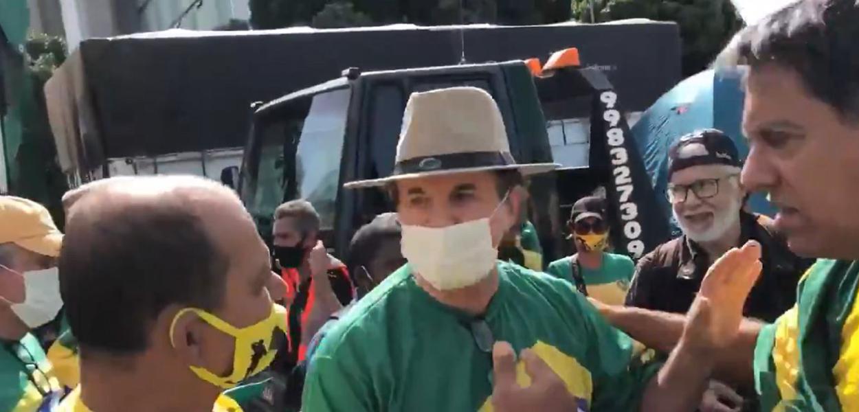 Homem é expulso de manifestação bolsonarista, aos gritos de "comunista ...