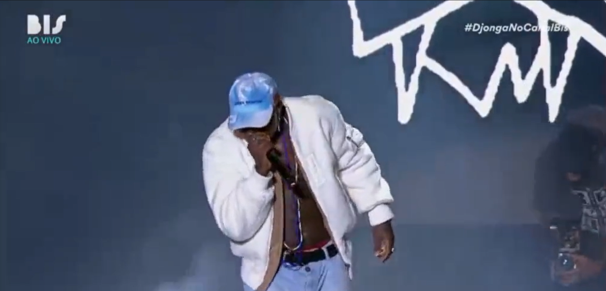 Djonga incentiva plateia do Lollapalooza a gritar contra Bolsonaro ...