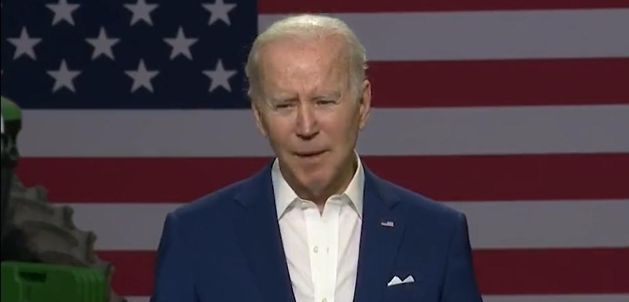 Pássaro faz cocô em Joe Biden durante discurso contra a Rússia (vídeo ...