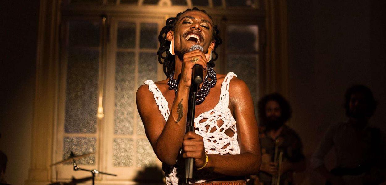 Liniker faz história e é a primeira artista trans a vencer um Grammy ...