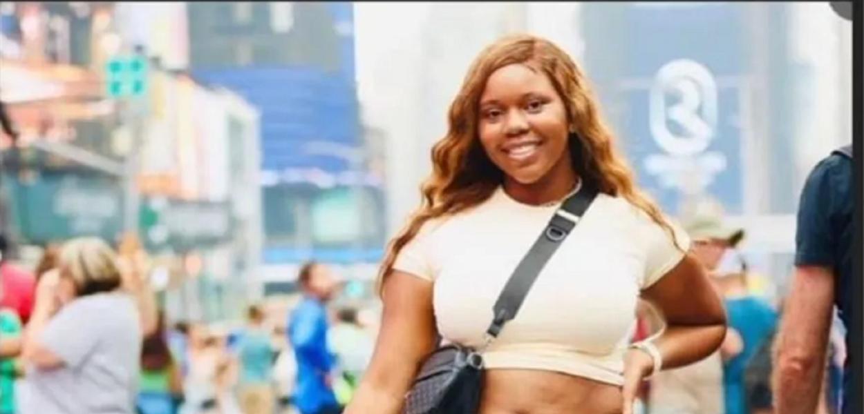 Criança vagando na estrada e carro abandonado são alguns dos detalhes ...