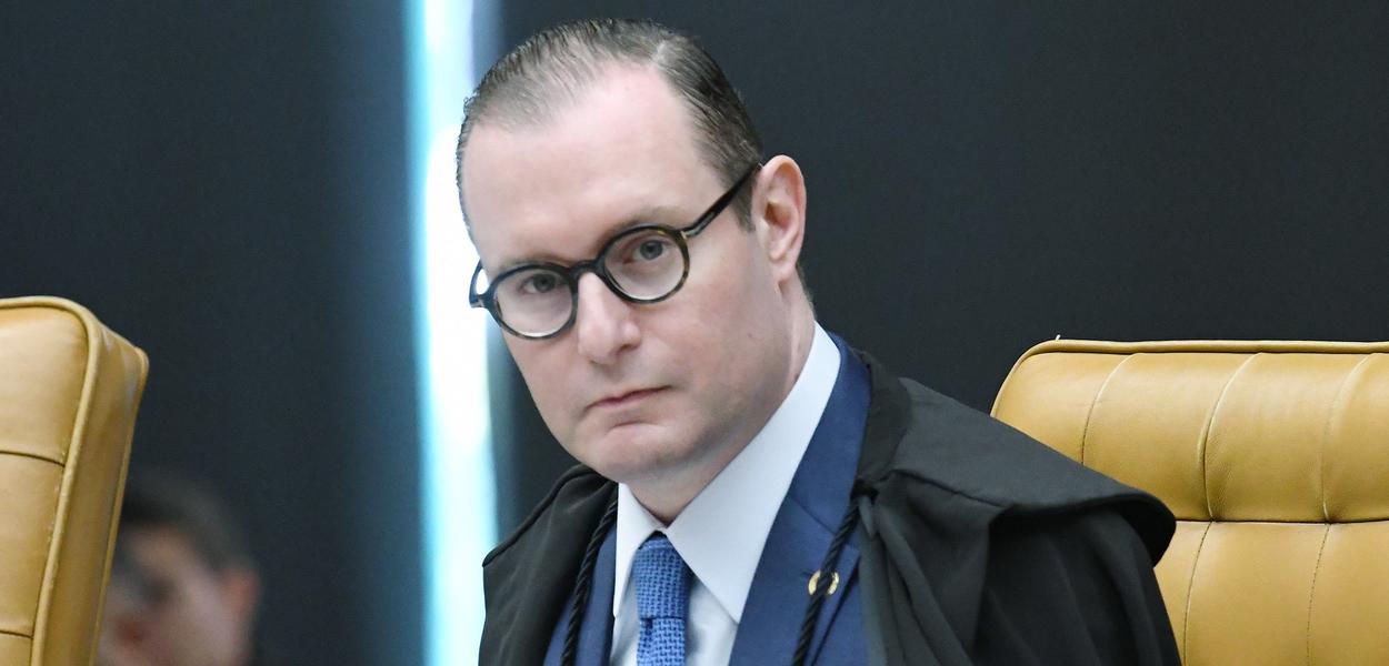 Em primeiro julgamento no plenário do STF, Zanin vota pela ...