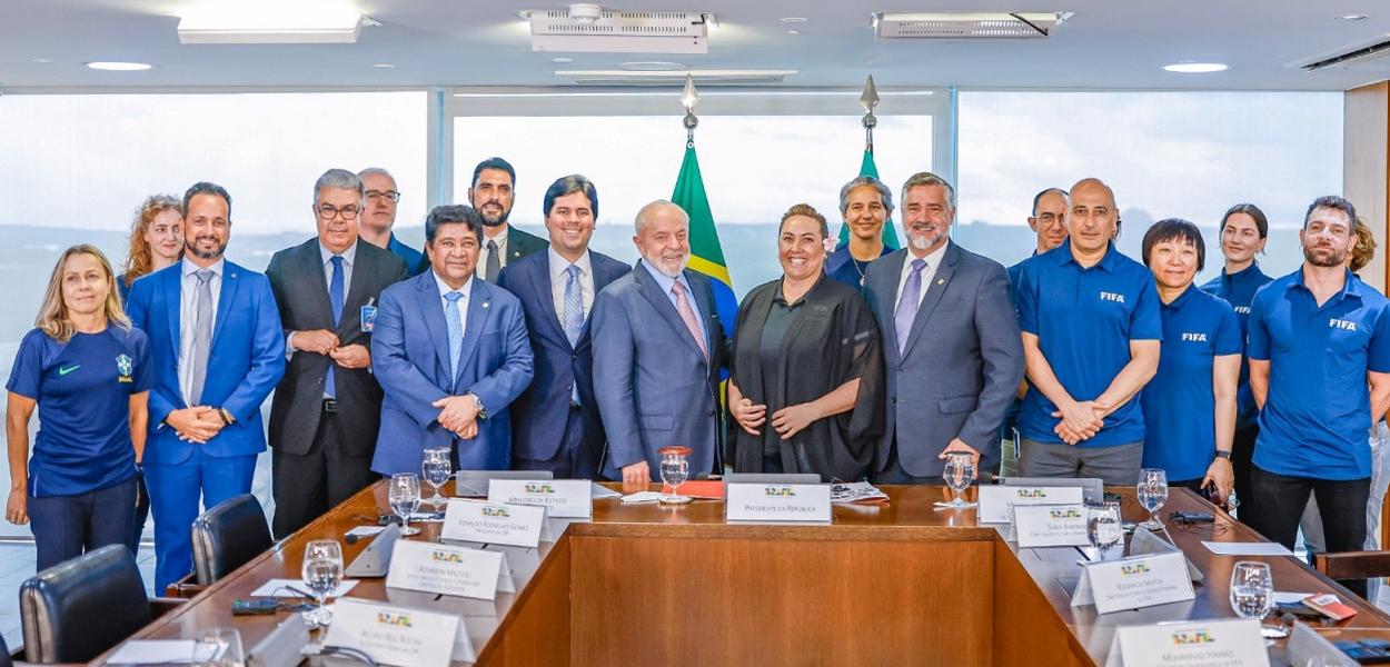 Lula presta apoio à candidatura do Brasil para sediar Copa do Mundo de ...