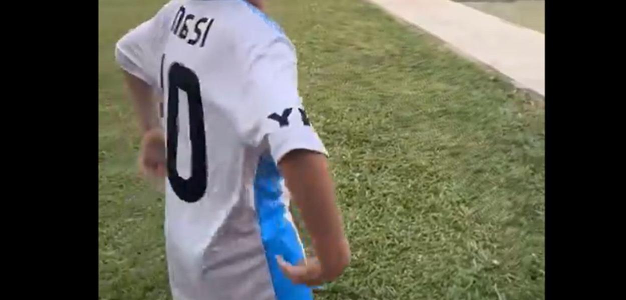 Criança com camisa da Argentina gera revolta ao imitar macaco e chamar ...