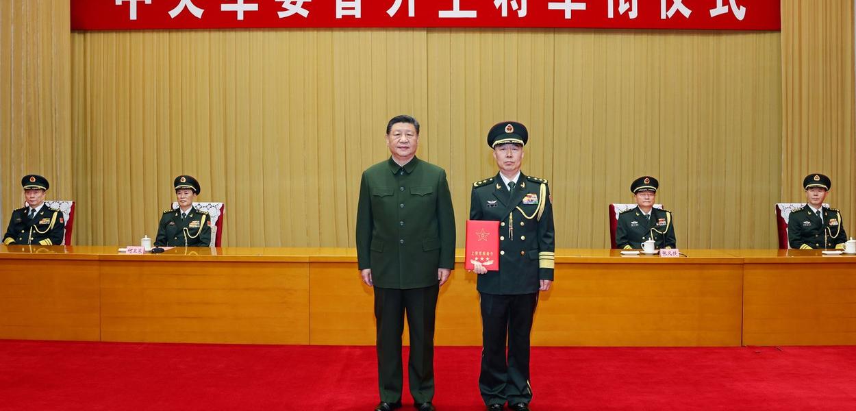 Xi Jinping apresenta ordem para promover oficial militar ao posto de ...