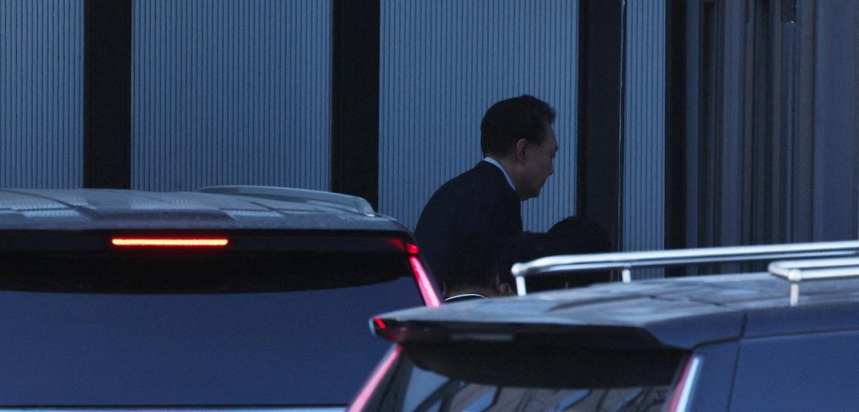 Coreia do Sul: homem ateia fogo em si mesmo durante interrogatório de Yoon Suk Yeol | Brasil 247