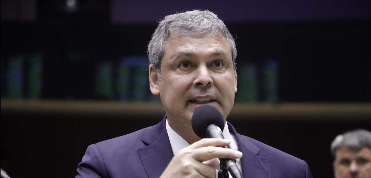 Lindbergh Farias comenta repressão a protestos contra o governo ...