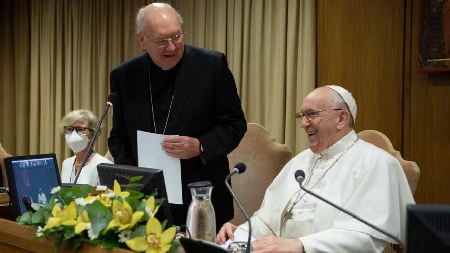 Saiba quem é Kevin Farrell, que assume como líder interino da Igreja ...