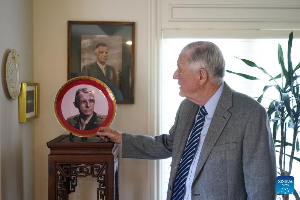 O neto de Stilwell, John Easterbrook, é fotografado durante uma entrevista com a Xinhua em sua ...