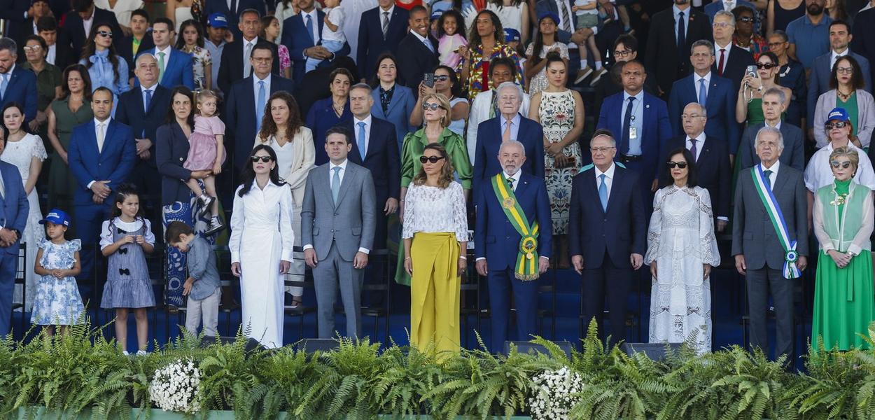 Ao lado de ministros e Hugo Motta, Lula participa do desfile de 7 de ...
