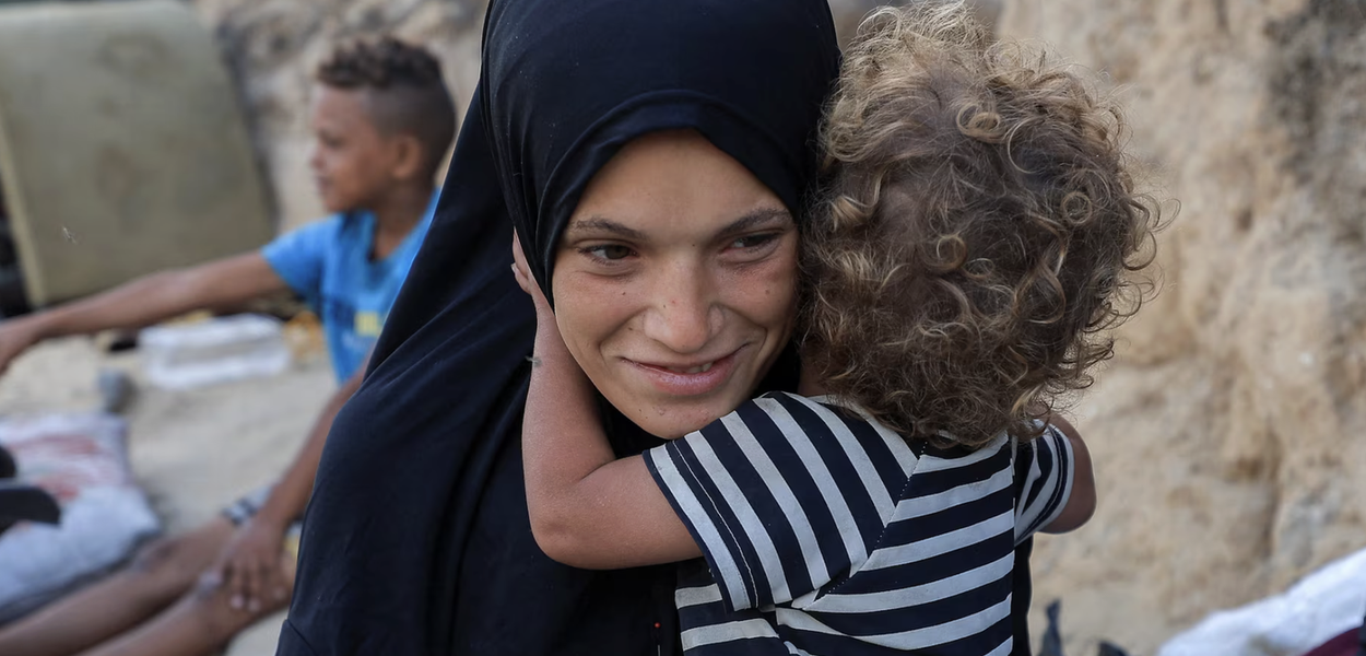 Mãe palestina luta para salvar filha doente após ter dois gêmeos ...