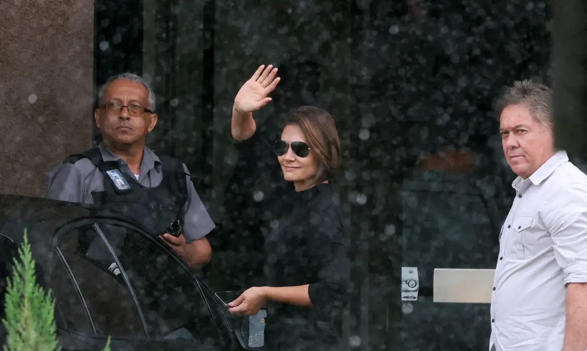 Bolsonaro recebe a ex-primeira-dama Michelle na PF | Brasil 247