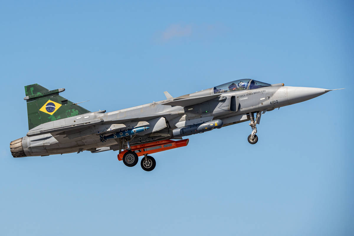 Brasil anuncia compra de mais 20 caças Gripen | Brasil 247