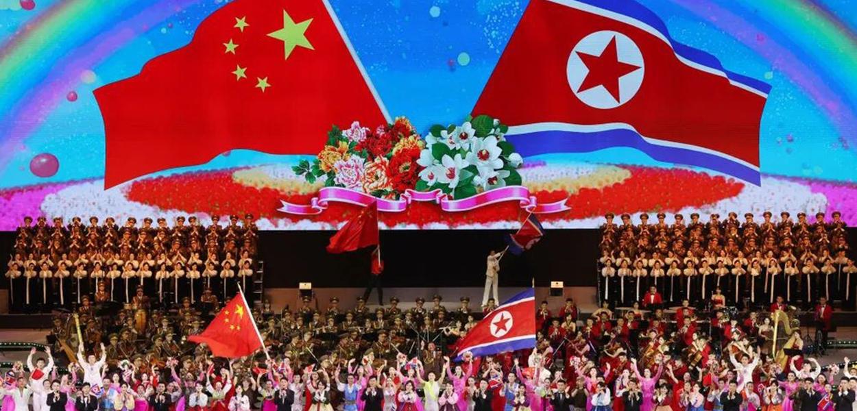 Xi Jinping e Peng Liyuan assistem a uma apresentação cultural especial ...