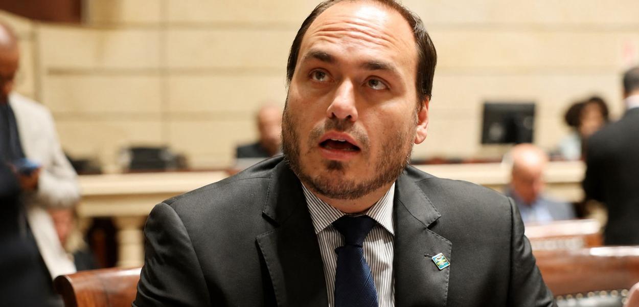 Tentando justificar endereço eleitoral, Carlos Bolsonaro diz que ...